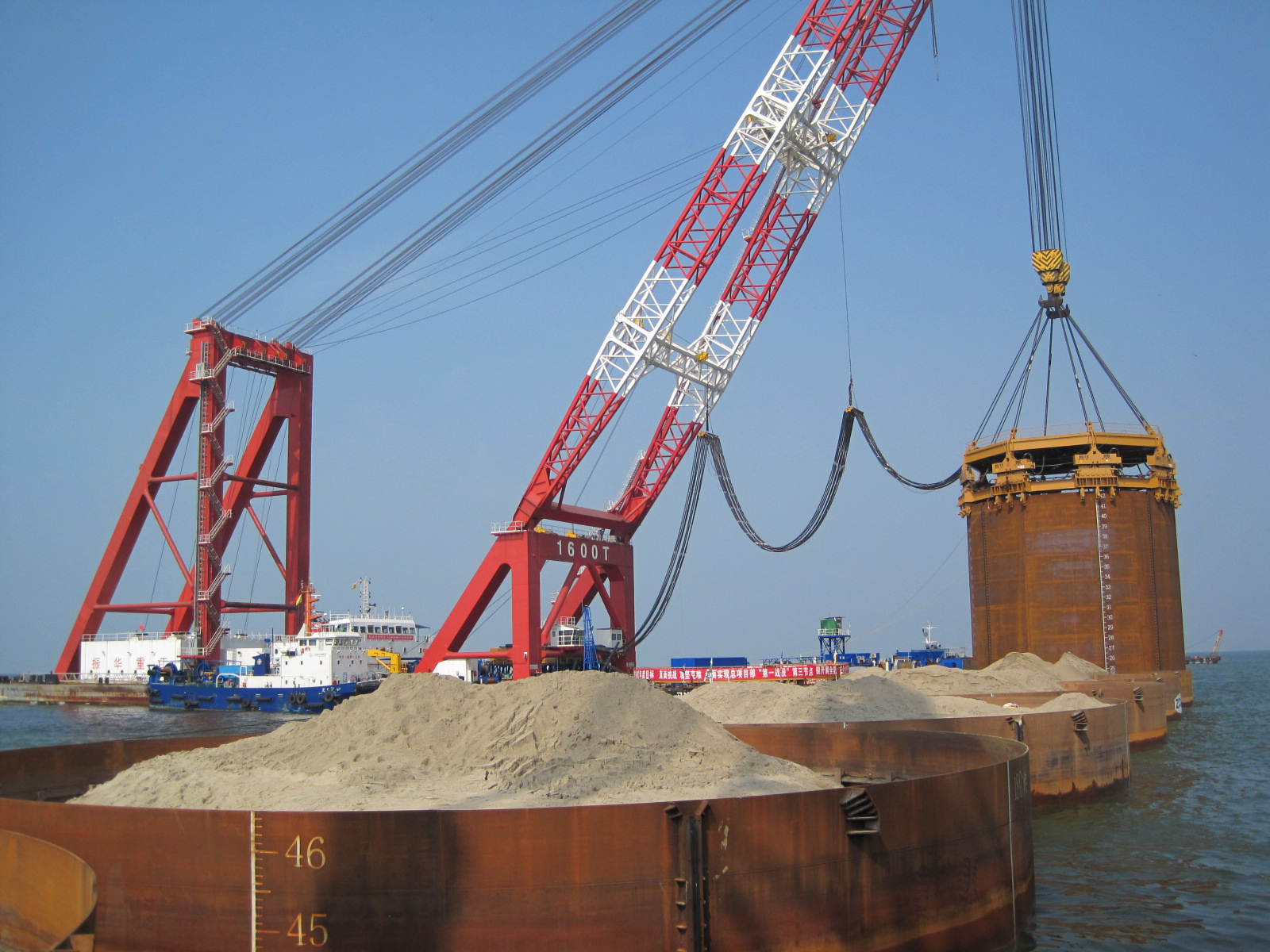 124 monopiles with a diameter of 22 meter - CAPE Holland